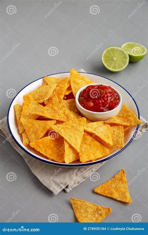 Salsa Casera Y Papas Fritas De Barbacoa Listas Para Comer Foto De