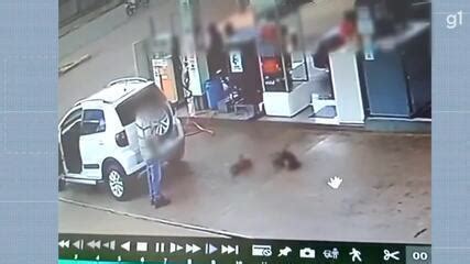 Carro passa por cima de cachorros em posto de combustível em Anápolis