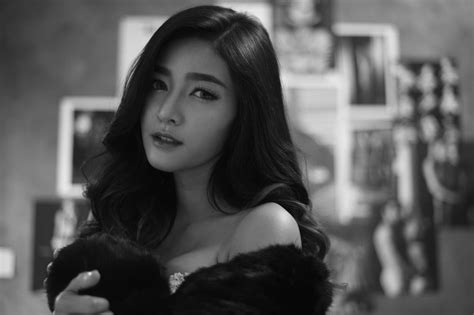 Oriental Asian Barefoot Thailand Model Model Women Koko Rosjares