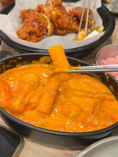 Gugu Chicken 🍗ไก่เกาหลีคลุกซอส ทานคู่กับโรเซ่ต๊อก ฟินมาก😍 แกลเลอรีที่โพสต์โดย Inkink🐣 Lemon8