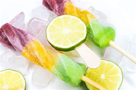 아이스크림 콘에 다양한 밝은 여러 가지 빛깔의 아이스크림의 선택 초콜릿 바닐라 블루 베리 딸기 피스타치오 오렌지 밝은 파란색 햇볕이 잘 드는 배경 복사 공간 상단보기 0명에