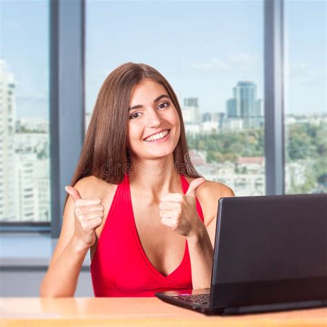 Mujer De Negocios Hermosa Con El Ordenador Portátil En Oficina Imagen