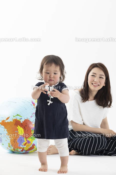 子供の面倒をみる母親の写真素材 127129538 イメージマート