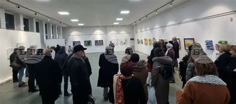 Повече от четиридесет художници подредиха свои картини в традиционна коледна изложба в