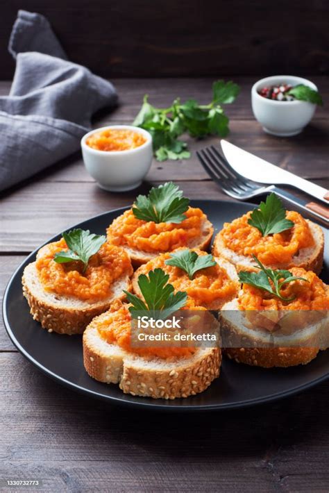 빵 호박 캐비어 토마토 양파와 샌드위치 수제 채식 음식 조림 야채를 통조림 나무 배경 파테에 대한 스톡 사진 및 기타 이미지