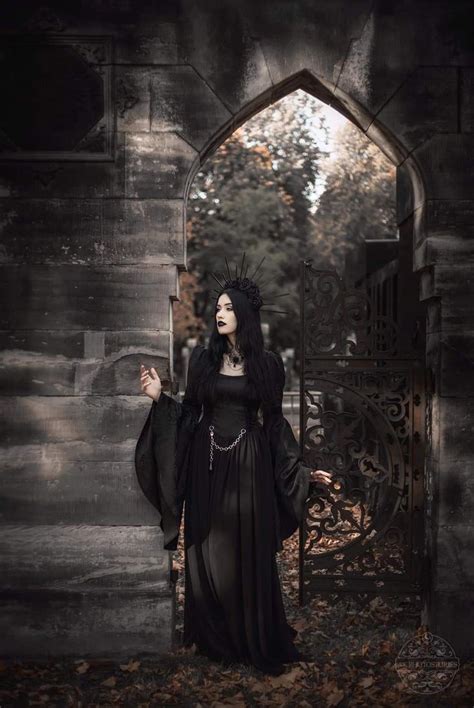 Pin By Stacey Benson On Vampire Shoot Gothic Photography Halloween