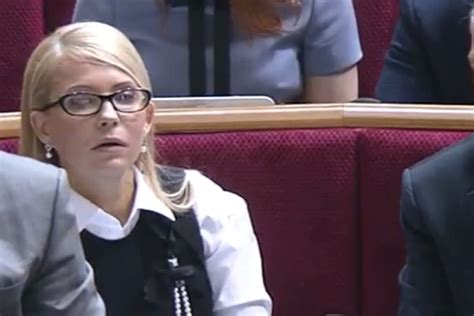 Юлия Тимошенко радикально сменила имидж расплела косу и надела очки