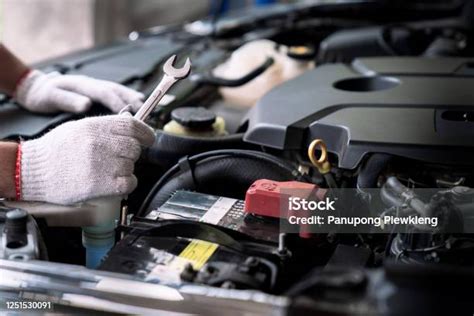 차고 서비스 및 유지 보수 및 자동차 유지 보수에서 일하는 자동 정비사 배터리 전원에 대한 스톡 사진 및 기타 이미지 배터리 전원 자동차 수리 공장 차 Istock