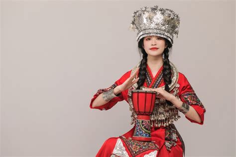 少数民族唱歌音乐打鼓敲鼓声乐人物插画免费下载 psd格式 40006000像素 编号452475778748258597 设图网