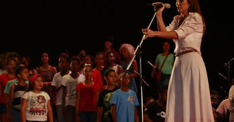 Ivete Sangalo chora ao cantar coral infantil no estádio Arena Fonte