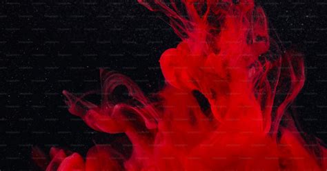 黒い背景に水に浮かぶ赤い物質の写真 Unsplashの要約の画像