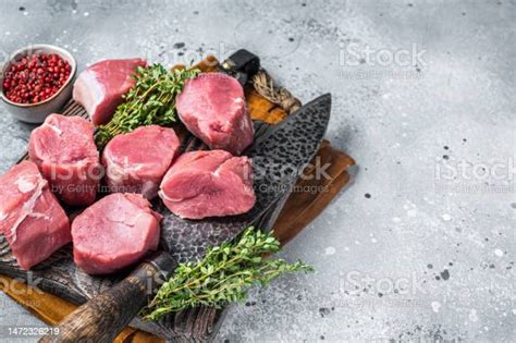 신선한 생 돼지 고기 안심 메달리온 스테이크 나무 도마에 회색 배경입니다 평면도 복사 공간 0명에 대한 스톡 사진 및 기타
