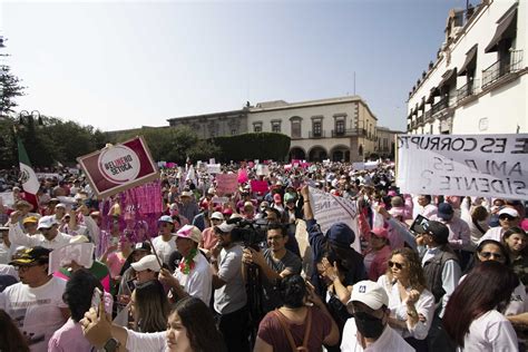 Marchan 4 mil en Querétaro por defensa del INE