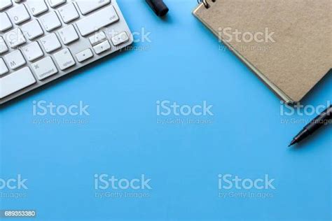 텍스트 공간 푸른 나무 테이블에 데스크톱 컴퓨터와 직장 빛 0명에 대한 스톡 사진 및 기타 이미지 0명 개인 장식품 기업 재무와 산업 Istock