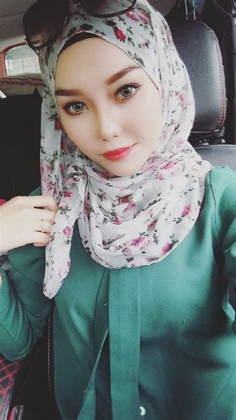 Hijab Pink Main Dalam Kereta