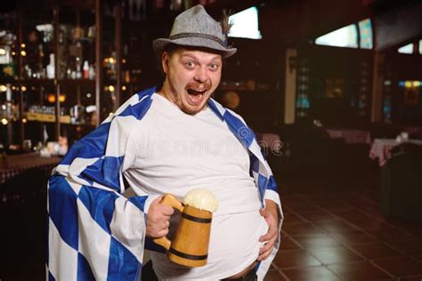 Netter Dicker Mann Mit Einem Dicken Bauch Mit Einer Oktoberfest Flagge