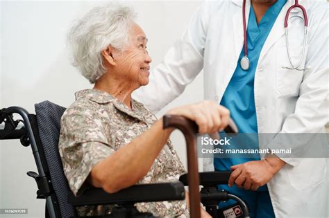 의사는 병원에서 주름진 손에 지팡이를 들고 있는 아시아 노인 장애 여성 환자를 돕습니다 2명에 대한 스톡 사진 및 기타 이미지