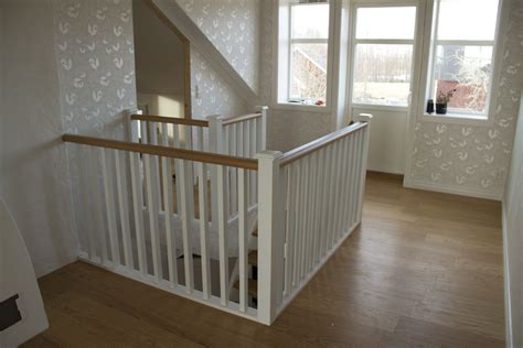 Pin på trappa Vardagsrum renovering Trappdesign För hemmet