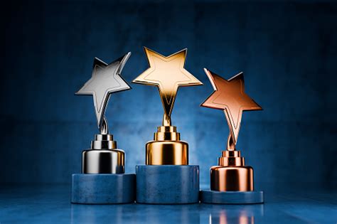 우승자 상 연단 은 청동 금 트로피 파란색 배경에 챔피언 연단에서 승리 승리와 성공을 상징하는 축제 색종이 조각으로 둘러싸인 승자의 컵 1위에 대한 스톡 사진 및 기타