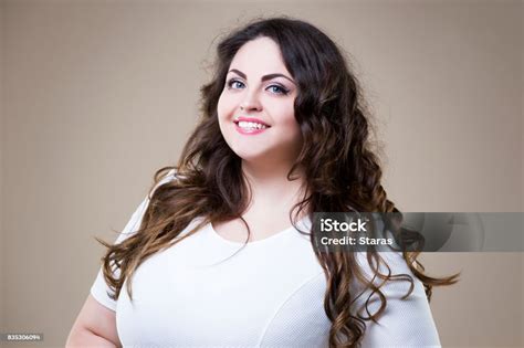 행복 플러스 사이즈 패션 모델 캐주얼 옷에서 베이지색 배경과 체중 여성의 신체에 뚱뚱한 여자 젊은 여자에 대한 스톡 사진 및