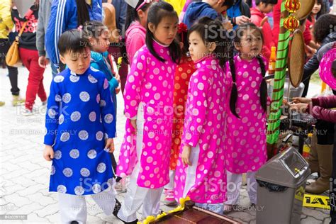 하노이 베트남2015 년 2 월 7 일 베트남 전통 긴 드레스와 어린이 아오자이 베트남어 음력 새 해 축제에서 연주