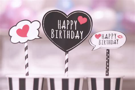 オシャレな誕生日画像コップに入ったモノトーンが可愛いHAPPY BIRTHDAYのフォトプロップスのフリー画像おしゃれなフリー写真素材