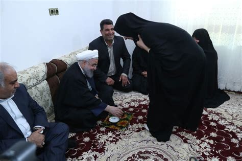 اقتصاد آنلاین حضور رییس جمهور در منازل روستاییان زلزله‌زده عکس