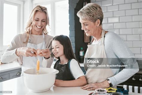 엄마 할머니 아이가 부엌 가정집 재미 학습 또는 발달의 집에서 함께 베이킹합니다 행복한 가족 세대 소녀와 아이는 디저트 쿠키 및 교육 레시피를 위해 계란을 깨뜨립니다 3