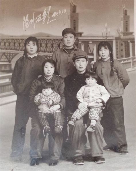 老照片：七十年代的全家福，那时候只有小康之家才有机会拍照事情家庭一家人