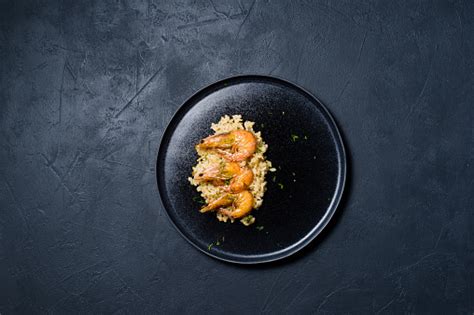 검정 잉크 판에 새우와 이탈리아 리조또입니다 어두운 배경 평면도 고급 요리에 대한 스톡 사진 및 기타 이미지 고급 요리