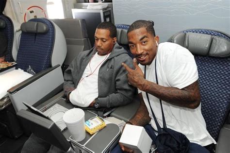 Nba球員在飛機上都會幹些啥？玩音樂打牌賭錢，羨慕孫悅只服姚明 每日頭條