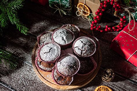 나무 접시와 크리스마스 선물에 가루 설탕 머핀 크래프트 빨간색 녹색 종이 장식이있는 새해 상자 0명에 대한 스톡 사진 및 기타 이미지 Istock