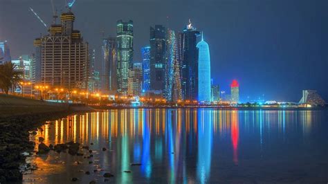 قطر و البحرين طقس حار نهار و رطب ليلاً وصباحاً مع احتمالية تشكل الضباب