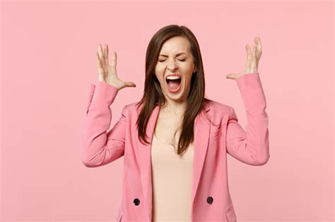 자 켓에서 비명 젊은 여자의 초상화 스튜디오에서 파스텔 분홍색 벽 배경에 고립 된 손을 확산 상승 눈을 유지 사람들은 진심으로