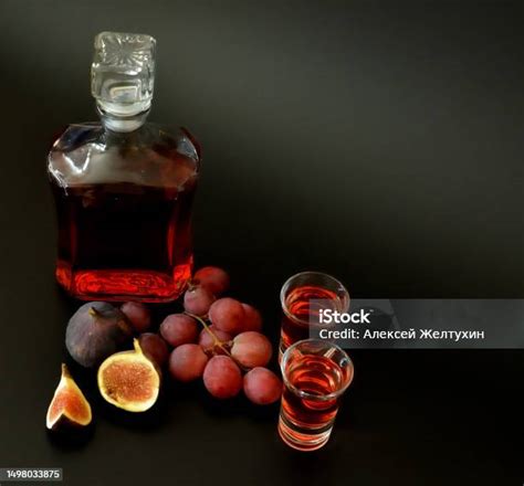 검은 배경에 포도 무화과 리큐어 병과 술 두 잔 근처에 잘 익은 과일 검은색에 대한 스톡 사진 및 기타 이미지 검은색