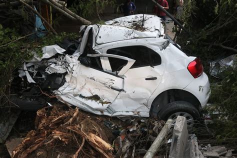 Caminhão E Carro Batem De Frente Em Niterói E Mulher Fica Ferida