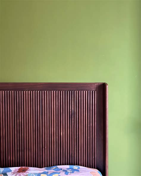 건강한 원목가구 예스우드 몸과 마음에게 전하는 휴식의 시간 자연 소재 그대로의 차분한 감성을 담은 블랙 월넛 나를 위한 휴식을 온전히 취할 수 있는 곳 헤르만 블랙