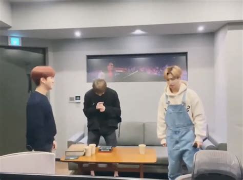 쌍화차 On Twitter 시커먼 남자들 사이에서 혼자 밝은옷 입기 담당을 맡고있는 한남자