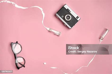 오래된 빈티지 카메라 안경 분홍색 스튜디오 배경에 흰색 액체를 쏟아 부은 두 개의 작은 유리 병 닫고 공간을 복사합니다 위쪽 보기 0명에 대한 스톡 사진 및 기타 이미지