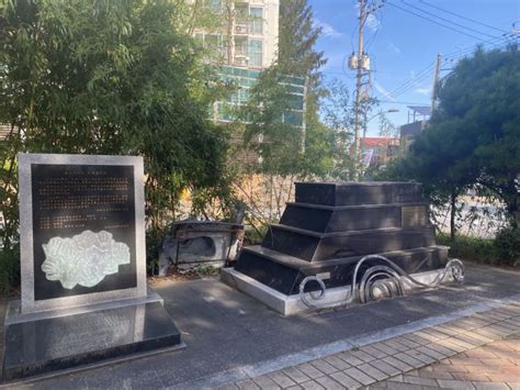 보수단체 유튜버에 의해 광주 정율성 흉상 훼손경찰 수사