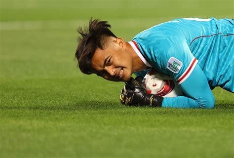Kisah Haru Ernando Ari Kiper Timnas Indonesia Yang Pernah Ditolak PSIS