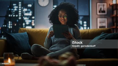 Foto De Linda Mulher Latina Autêntica Sentada No Sofá Sofá Em Uma Aconchegante Sala Escura À