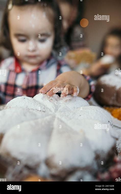 Comer Con Los Dedos Fotografías E Imágenes De Alta Resolución Alamy