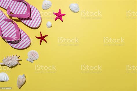 밝은 노란색 배경에 조개와 비치 슬리퍼와 창조적 인 구성 여름 최소 개념입니다 개념에 대한 스톡 사진 및 기타 이미지 개념 나선형 노랑 Istock