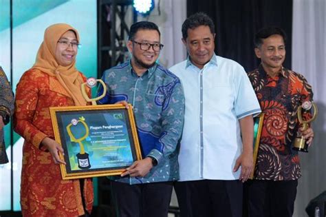 Danny Pomanto Terima Penghargaan Kepala Daerah Peduli Digitalisasi