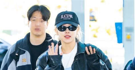 [사진]블랙핑크 로제 각선미 뽐내며 손인사