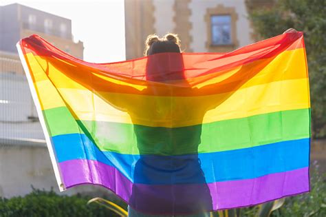 Lgbt 프라이드 플래그 아웃도어 뒤에 젊은 백인 여성 실루엣의 클로즈업 샷 20 24세에 대한 스톡 사진 및 기타 이미지