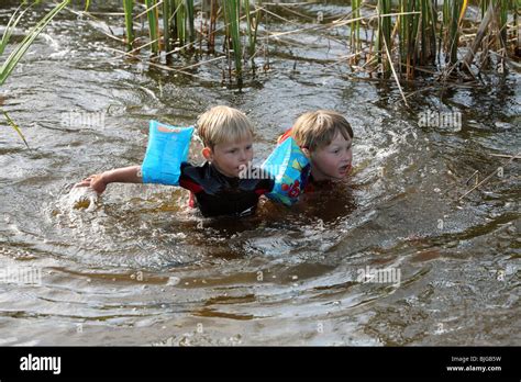 Kinder Im Wasser Fotos Und Bildmaterial In Hoher Auflösung Alamy