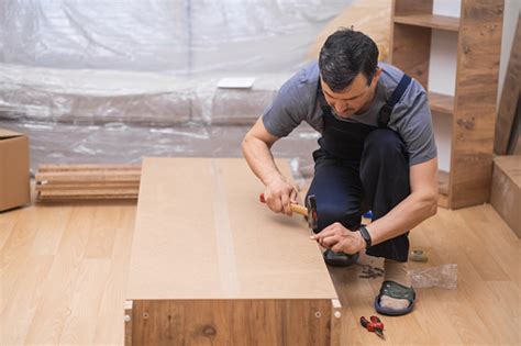 Perusahaan Bisnis Produksi Furnitur Pekerja Memalu Paku Ke Dalam