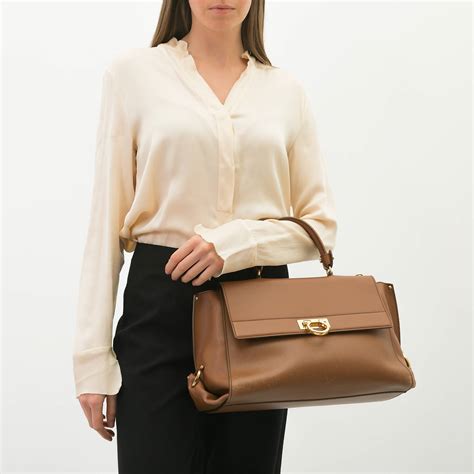 Сумка Salvatore Ferragamo коричневая, - купить за 20250 ₽ | SFS